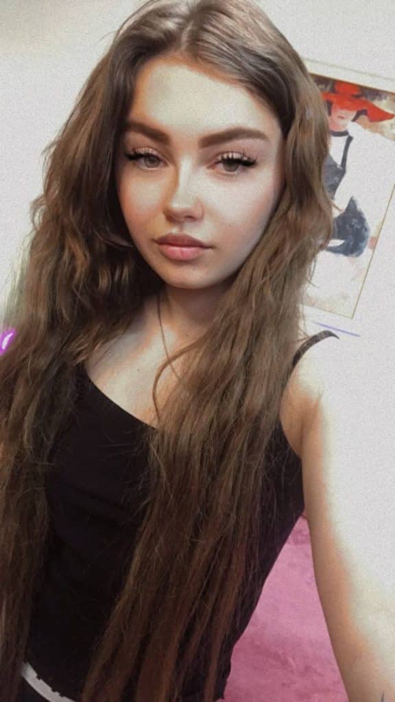 Mimi Lissa wants to have fun – VR Cam Shows